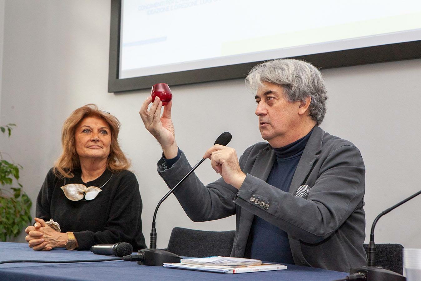 Gli occhi puntati sul bicchiere dell'olio - Olio Officina Magazine